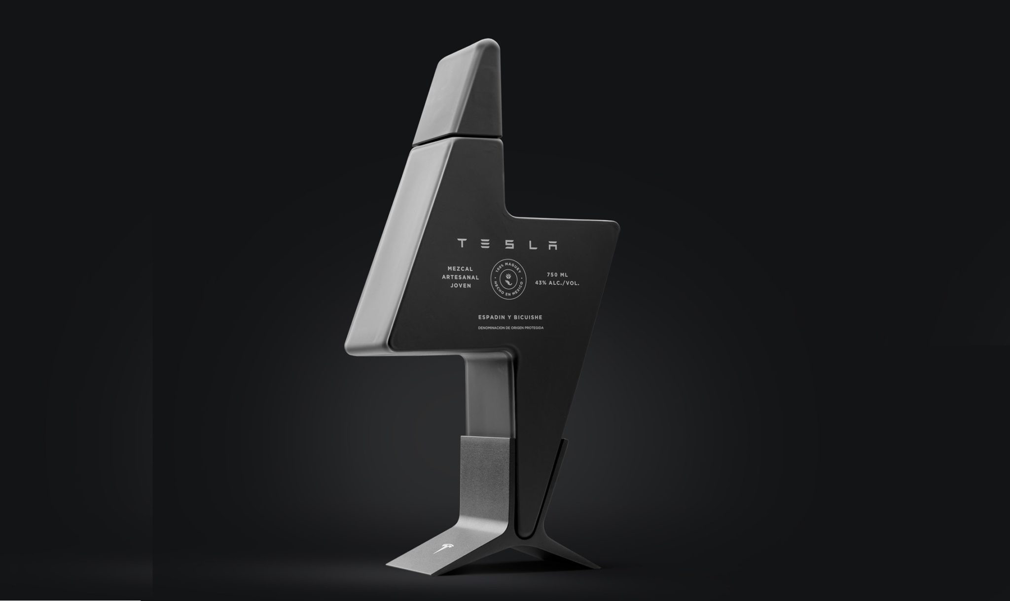 Elon Musk lança a Tesla Mezcal com garrafa em forma de raio